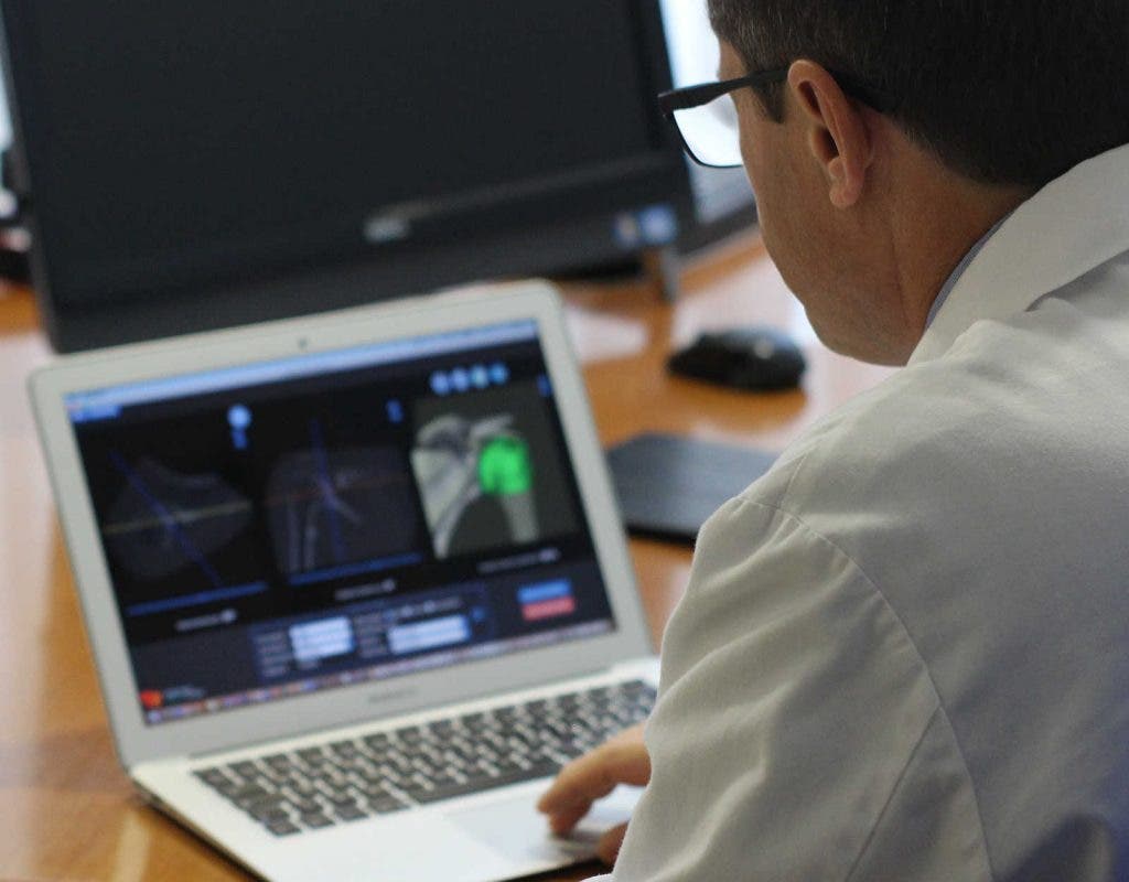 Cirugía virtual para mejorar el pronóstico en prótesis de hombro - EFE ...